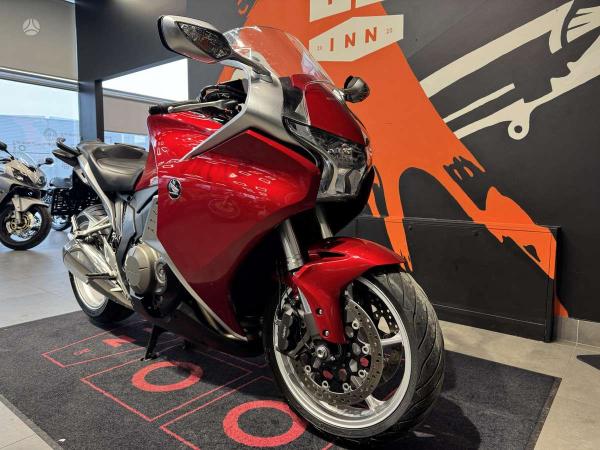 Red Honda VFR 2010 in Vilnius, with an engine capacity of 1.20 L and mileage of 15 thousand km for 6499 €, photo 8 on AUTOMOTO.COM.LV