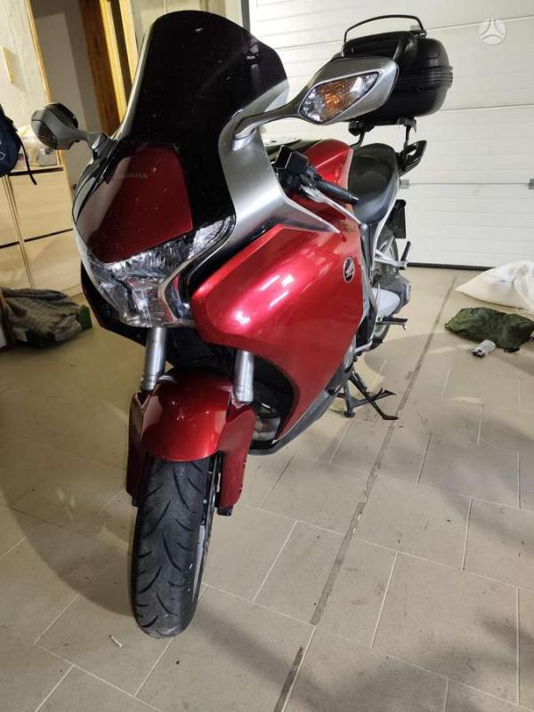 Red Honda VFR 2010 in Silute, with an engine capacity of 1.20 L and mileage of 57 thousand km for 5300 €, photo 2 on AUTOMOTO.COM.LV
