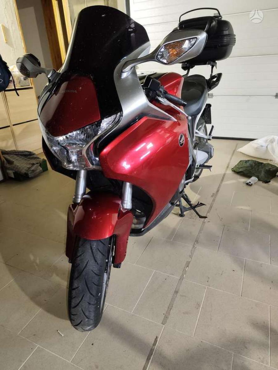 Красный Хонда VFR 2010 в Шилуте, объемом двигателя 1.20 л и пробегом 57 тыс. км за 5300 €, фото 3 на AUTOMOTO.COM.LV