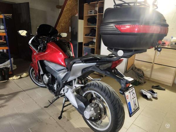 Red Honda VFR 2010 in Silute, with an engine capacity of 1.20 L and mileage of 57 thousand km for 5300 €, photo 4 on AUTOMOTO.COM.LV