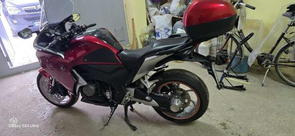 Red Honda VFR 2011 in Alytus, with an engine capacity of 1.20 L and mileage of 41 thousand km for 5000 €, photo 2 on AUTOMOTO.COM.LV