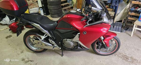 Red Honda VFR 2011 in Alytus, with an engine capacity of 1.20 L and mileage of 41 thousand km for 5000 €, photo 3 on AUTOMOTO.COM.LV