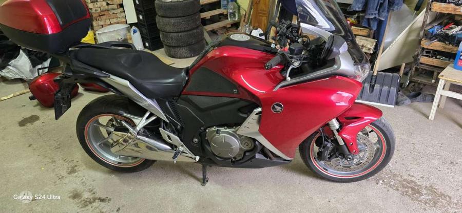 Red Honda VFR 2011 in Alytus, with an engine capacity of 1.20 L and mileage of 41 thousand km for 5000 €, photo 3 on AUTOMOTO.COM.LV