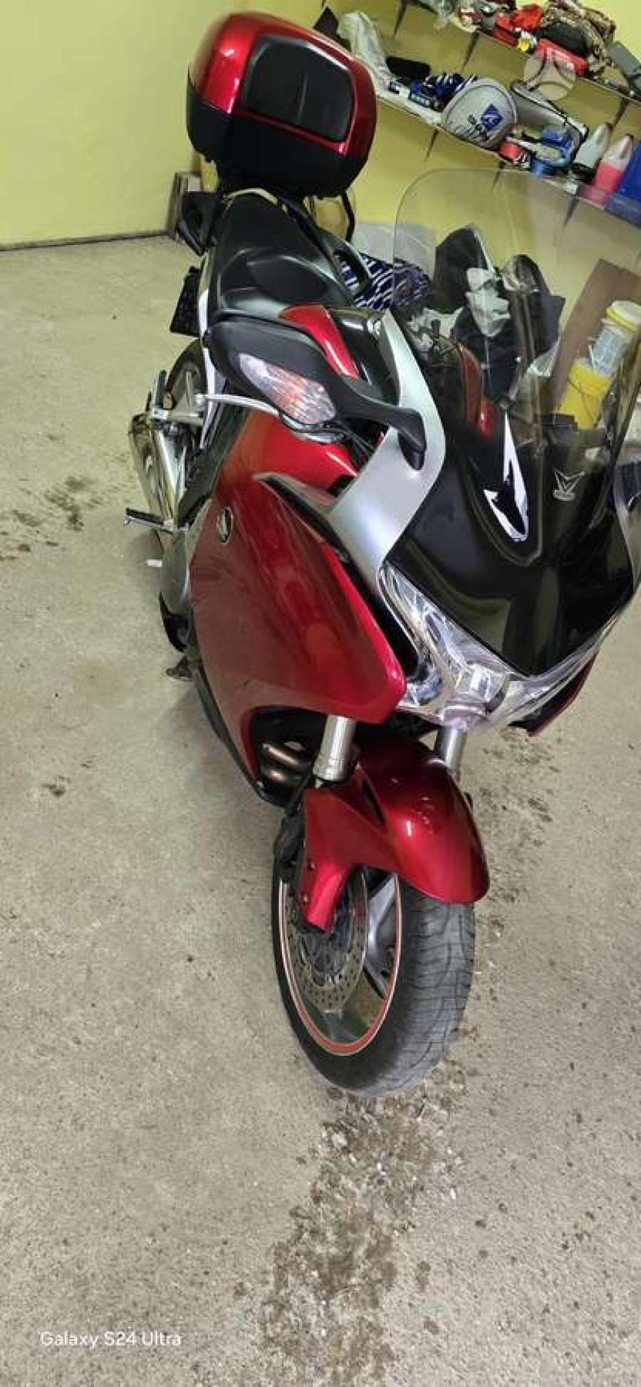Red Honda VFR 2011 in Alytus, with an engine capacity of 1.20 L and mileage of 41 thousand km for 5000 €, photo 5 on AUTOMOTO.COM.LV