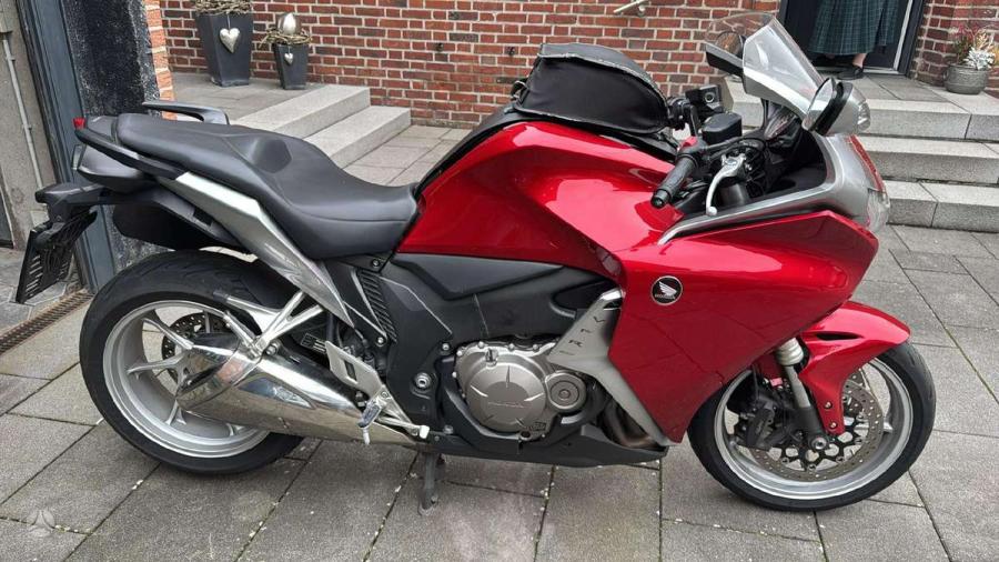 Sarkans Honda VFR 2011 Klaipėda, ar dzinēja tilpumu 1.20 L un nobraukumu 19 tūkst. km par 6500 €, foto 2 vietnē AUTOMOTO.COM.LV