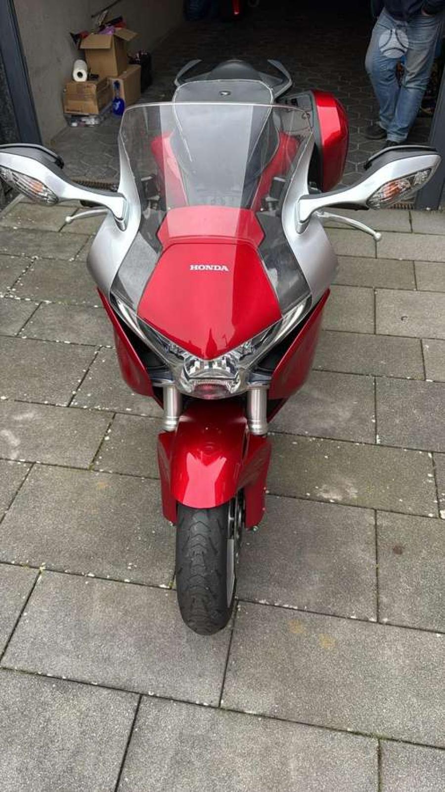 Sarkans Honda VFR 2011 Klaipėda, ar dzinēja tilpumu 1.20 L un nobraukumu 19 tūkst. km par 6500 €, foto 3 vietnē AUTOMOTO.COM.LV