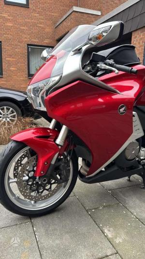 Sarkans Honda VFR 2011 Klaipėda, ar dzinēja tilpumu 1.20 L un nobraukumu 19 tūkst. km par 6500 €, foto 9 vietnē AUTOMOTO.COM.LV
