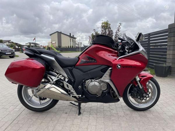 Red Honda VFR 2011 in Klaipeda, with an engine capacity of 1.20 L and mileage of 22 thousand km for 6700 €, photo 3 on AUTOMOTO.COM.LV