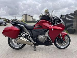 Red Honda VFR 2011 in Klaipeda, with an engine capacity of 1.20 L and mileage of 22 thousand km for 6700 €, photo 3 on AUTOMOTO.COM.LV