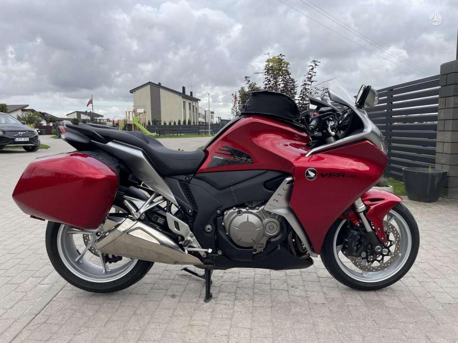 Red Honda VFR 2011 in Klaipeda, with an engine capacity of 1.20 L and mileage of 22 thousand km for 6700 €, photo 3 on AUTOMOTO.COM.LV