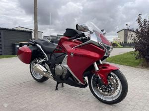 Red Honda VFR 2011 in Klaipeda, with an engine capacity of 1.20 L and mileage of 22 thousand km for 6700 €, photo 4 on AUTOMOTO.COM.LV