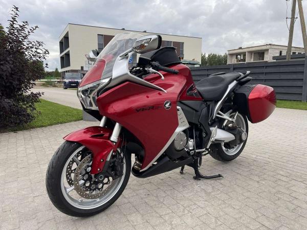 Red Honda VFR 2011 in Klaipeda, with an engine capacity of 1.20 L and mileage of 22 thousand km for 6700 €, photo 5 on AUTOMOTO.COM.LV