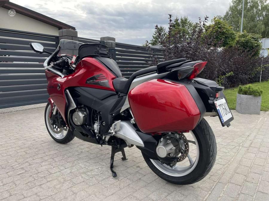 Red Honda VFR 2011 in Klaipeda, with an engine capacity of 1.20 L and mileage of 22 thousand km for 6700 €, photo 6 on AUTOMOTO.COM.LV