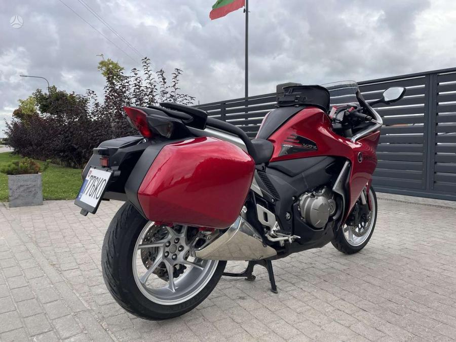 Red Honda VFR 2011 in Klaipeda, with an engine capacity of 1.20 L and mileage of 22 thousand km for 6700 €, photo 7 on AUTOMOTO.COM.LV