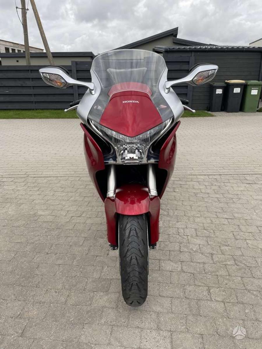 Red Honda VFR 2011 in Klaipeda, with an engine capacity of 1.20 L and mileage of 22 thousand km for 6700 €, photo 8 on AUTOMOTO.COM.LV