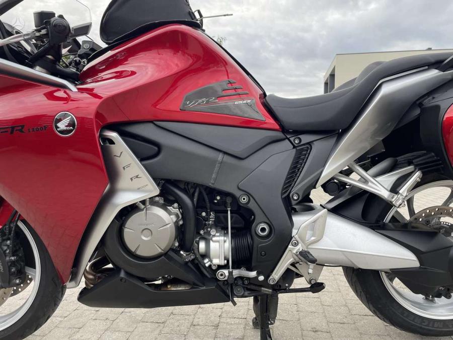 Red Honda VFR 2011 in Klaipeda, with an engine capacity of 1.20 L and mileage of 22 thousand km for 6700 €, photo 11 on AUTOMOTO.COM.LV