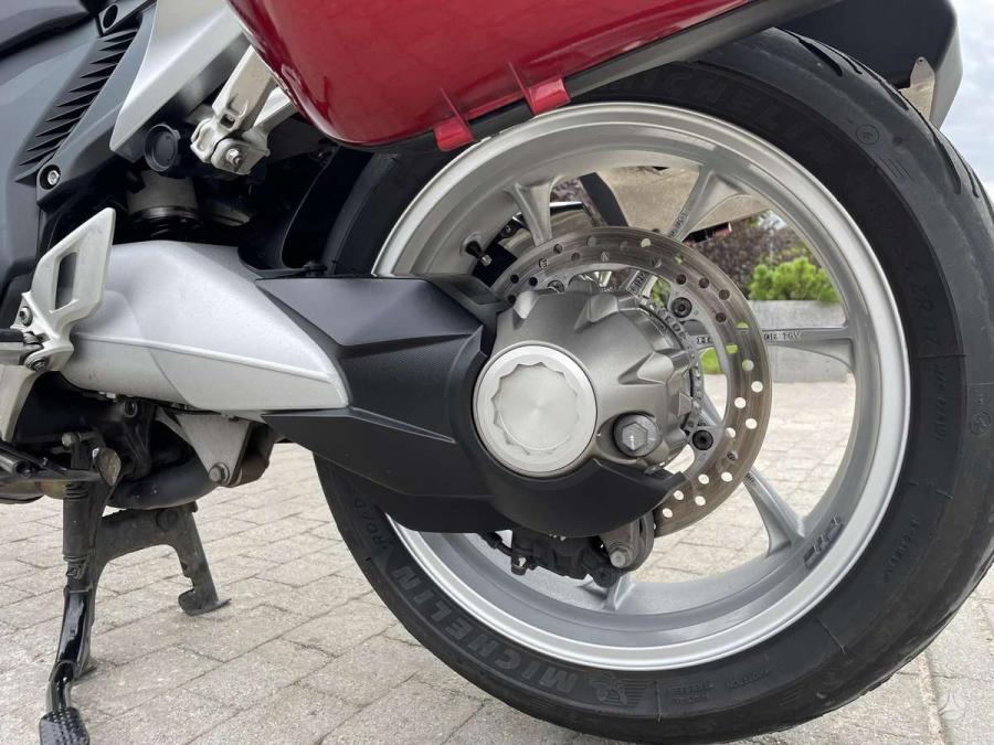 Red Honda VFR 2011 in Klaipeda, with an engine capacity of 1.20 L and mileage of 22 thousand km for 6700 €, photo 12 on AUTOMOTO.COM.LV
