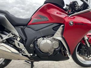 Red Honda VFR 2011 in Klaipeda, with an engine capacity of 1.20 L and mileage of 22 thousand km for 6700 €, photo 14 on AUTOMOTO.COM.LV
