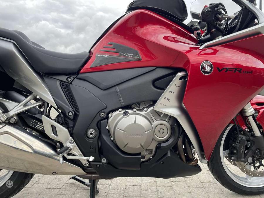 Red Honda VFR 2011 in Klaipeda, with an engine capacity of 1.20 L and mileage of 22 thousand km for 6700 €, photo 14 on AUTOMOTO.COM.LV