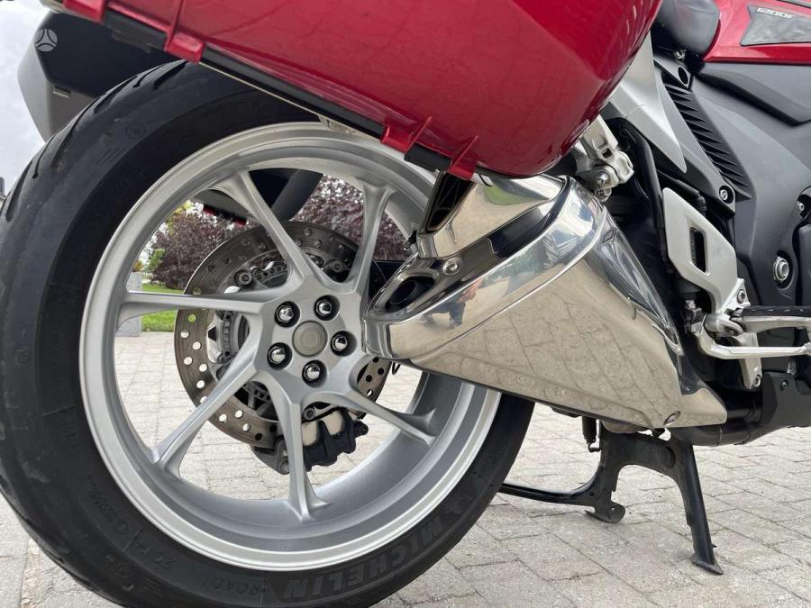 Red Honda VFR 2011 in Klaipeda, with an engine capacity of 1.20 L and mileage of 22 thousand km for 6700 €, photo 15 on AUTOMOTO.COM.LV