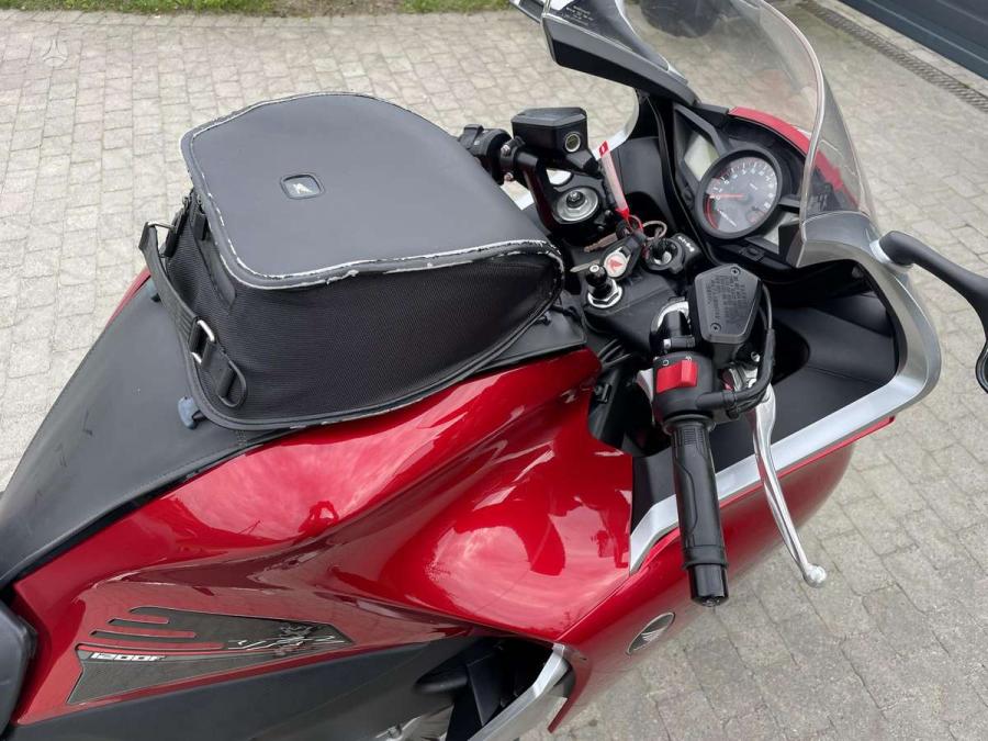 Red Honda VFR 2011 in Klaipeda, with an engine capacity of 1.20 L and mileage of 22 thousand km for 6700 €, photo 16 on AUTOMOTO.COM.LV