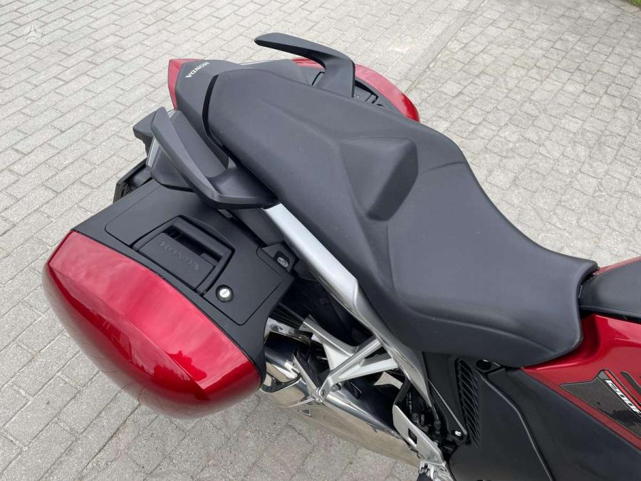 Red Honda VFR 2011 in Klaipeda, with an engine capacity of 1.20 L and mileage of 22 thousand km for 6700 €, photo 18 on AUTOMOTO.COM.LV
