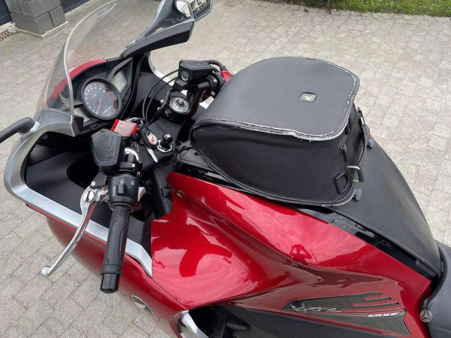 Red Honda VFR 2011 in Klaipeda, with an engine capacity of 1.20 L and mileage of 22 thousand km for 6700 €, photo 19 on AUTOMOTO.COM.LV