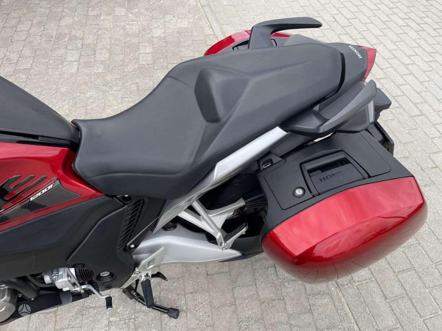 Red Honda VFR 2011 in Klaipeda, with an engine capacity of 1.20 L and mileage of 22 thousand km for 6700 €, photo 21 on AUTOMOTO.COM.LV
