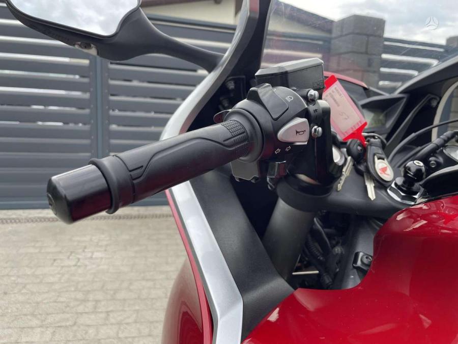 Red Honda VFR 2011 in Klaipeda, with an engine capacity of 1.20 L and mileage of 22 thousand km for 6700 €, photo 23 on AUTOMOTO.COM.LV
