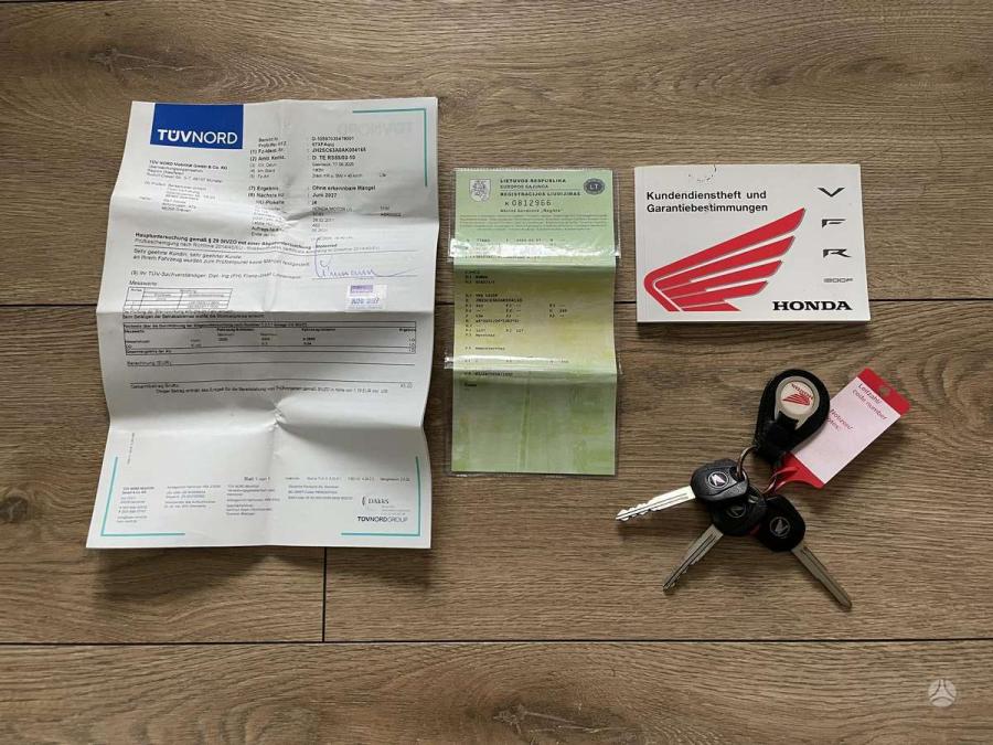Red Honda VFR 2011 in Klaipeda, with an engine capacity of 1.20 L and mileage of 22 thousand km for 6700 €, photo 25 on AUTOMOTO.COM.LV