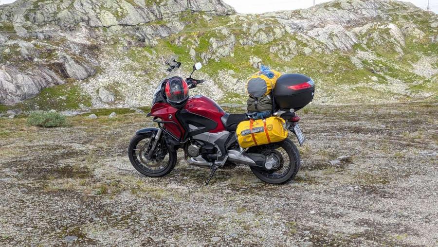 Sarkans Honda VFR 2012 Viļņa, ar dzinēja tilpumu 1.24 L un nobraukumu 64 tūkst. km par 6500 €, foto 17 vietnē AUTOMOTO.COM.LV