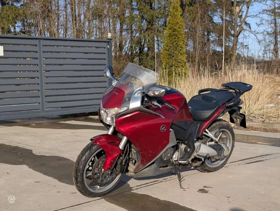 Красный Хонда VFR 2016 в Каунас, объемом двигателя 1.20 л и пробегом 30 тыс. км за 5350 €, фото 1 на AUTOMOTO.COM.LV