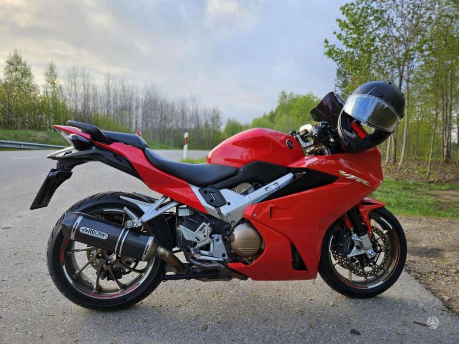 Красный Хонда VFR 2017 в Вильнюс, объемом двигателя 0.78 л и пробегом 14 тыс. км за 6500 €, фото 3 на AUTOMOTO.COM.LV
