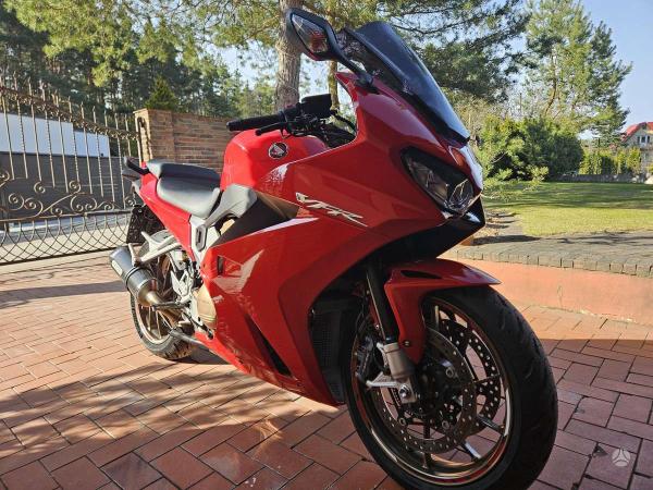 Sarkans Honda VFR 2017 Viļņa, ar dzinēja tilpumu 0.78 L un nobraukumu 14 tūkst. km par 6500 €, foto 3 vietnē AUTOMOTO.COM.LV