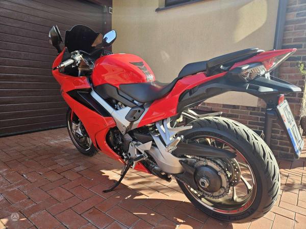 Sarkans Honda VFR 2017 Viļņa, ar dzinēja tilpumu 0.78 L un nobraukumu 14 tūkst. km par 6500 €, foto 5 vietnē AUTOMOTO.COM.LV