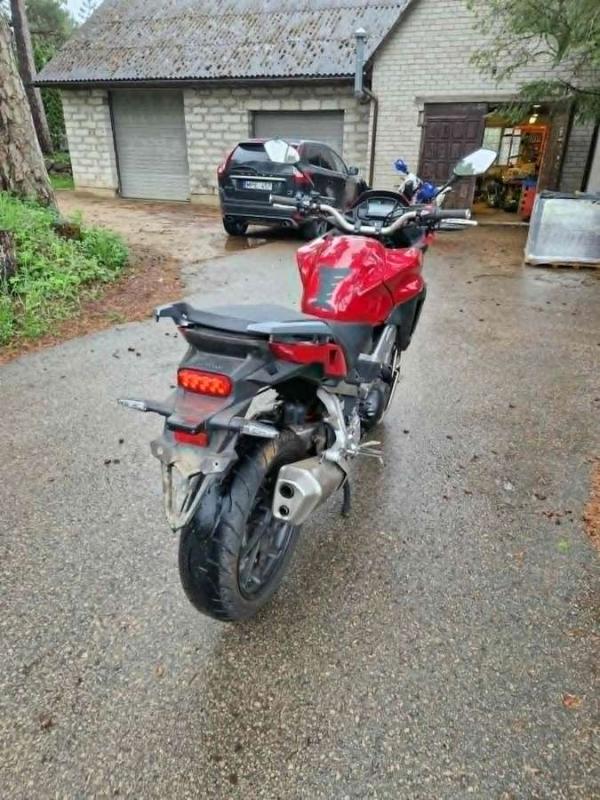 Sarkans Honda VFR 2019 Anykščiai, ar dzinēja tilpumu 0.80 L un nobraukumu 19 tūkst. km par 4600 €, foto 4 vietnē AUTOMOTO.COM.LV