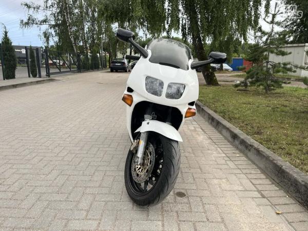 White Honda VFR 1996 in Kaunas, with an engine capacity of 0.75 L and mileage of 80 thousand km for 1300 €, photo 1 on AUTOMOTO.COM.LV