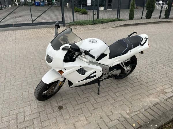White Honda VFR 1996 in Kaunas, with an engine capacity of 0.75 L and mileage of 80 thousand km for 1300 €, photo 2 on AUTOMOTO.COM.LV