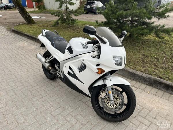 White Honda VFR 1996 in Kaunas, with an engine capacity of 0.75 L and mileage of 80 thousand km for 1300 €, photo 7 on AUTOMOTO.COM.LV