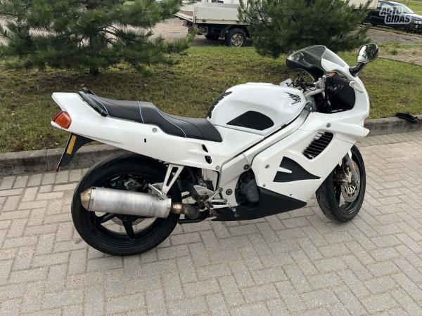 White Honda VFR 1996 in Kaunas, with an engine capacity of 0.75 L and mileage of 80 thousand km for 1300 €, photo 8 on AUTOMOTO.COM.LV