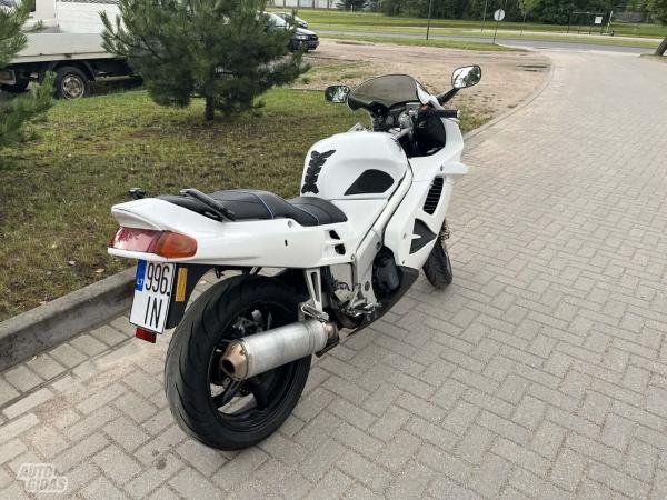 White Honda VFR 1996 in Kaunas, with an engine capacity of 0.75 L and mileage of 80 thousand km for 1300 €, photo 9 on AUTOMOTO.COM.LV