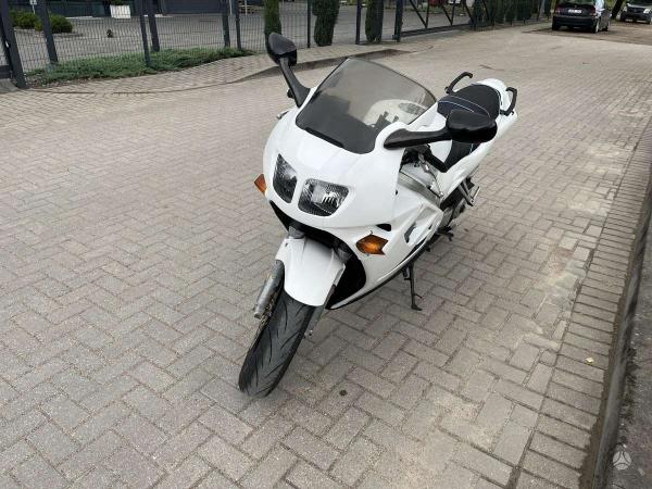 White Honda VFR 1996 in Kaunas, with an engine capacity of 0.75 L and mileage of 81 thousand km for 1000 €, photo 1 on AUTOMOTO.COM.LV