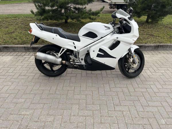 White Honda VFR 1996 in Kaunas, with an engine capacity of 0.75 L and mileage of 81 thousand km for 1000 €, photo 2 on AUTOMOTO.COM.LV