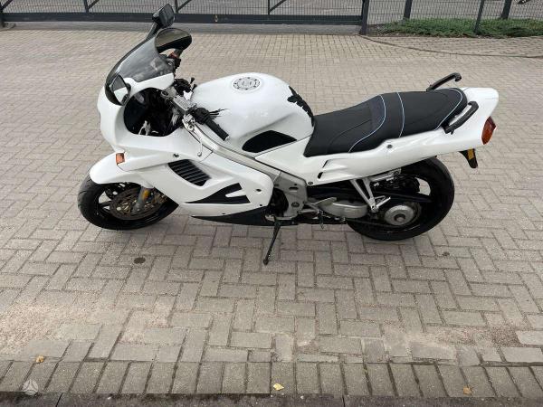White Honda VFR 1996 in Kaunas, with an engine capacity of 0.75 L and mileage of 81 thousand km for 1000 €, photo 3 on AUTOMOTO.COM.LV