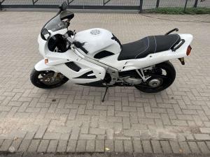 White Honda VFR 1996 in Kaunas, with an engine capacity of 0.75 L and mileage of 81 thousand km for 1000 €, photo 4 on AUTOMOTO.COM.LV