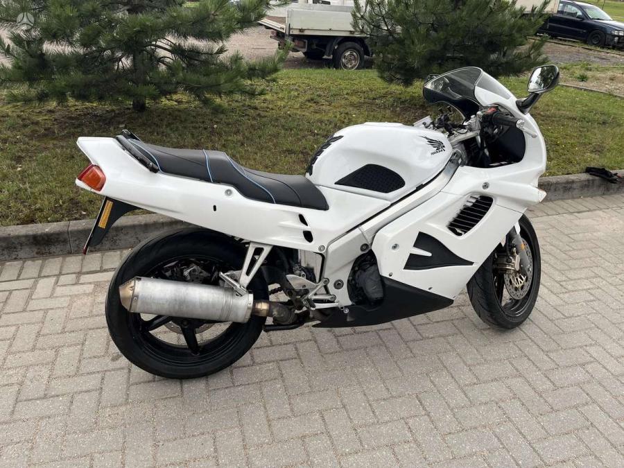 White Honda VFR 1996 in Kaunas, with an engine capacity of 0.75 L and mileage of 81 thousand km for 1000 €, photo 6 on AUTOMOTO.COM.LV