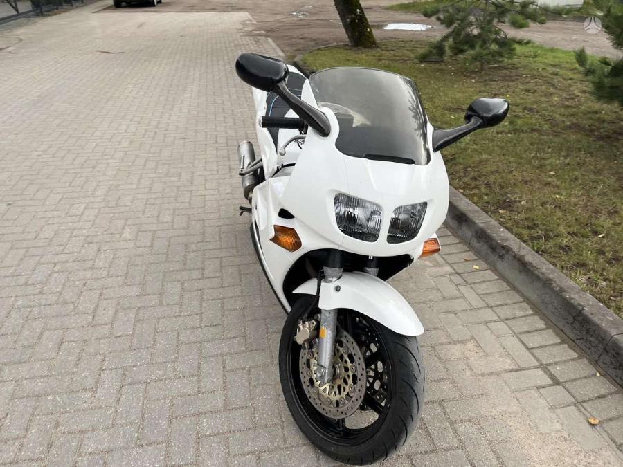 White Honda VFR 1996 in Kaunas, with an engine capacity of 0.75 L and mileage of 81 thousand km for 1000 €, photo 8 on AUTOMOTO.COM.LV