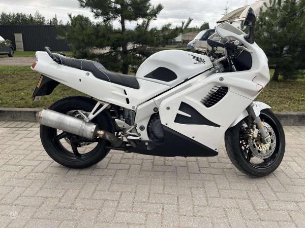White Honda VFR 1996 in Kaunas, with an engine capacity of 0.75 L and mileage of 81 thousand km for 1000 €, photo 8 on AUTOMOTO.COM.LV