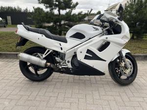 White Honda VFR 1996 in Kaunas, with an engine capacity of 0.75 L and mileage of 81 thousand km for 1000 €, photo 9 on AUTOMOTO.COM.LV