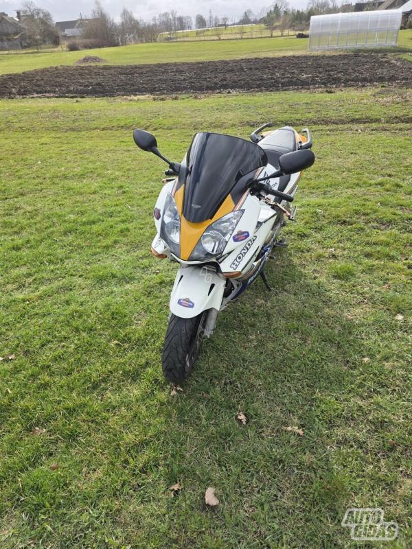 Balts Honda VFR 2002 Alīta, ar dzinēja tilpumu 0.80 L un nobraukumu 44 tūkst. km par 2200 €, foto 1 vietnē AUTOMOTO.COM.LV